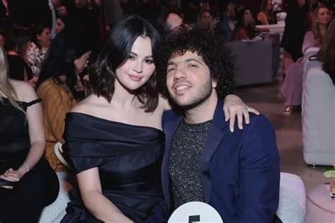 Saoirse Ronan And Selena Gomez S Awkward Interview Moment Divides Fans