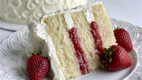 طرز تهیه فوم کیک توت فرنگی؛ با طعمی بی‌نظیر مجله اکالا