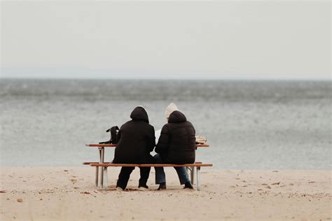 2024 년 Angels Beach Jönköping Sverige 겨울 경치 고독 고요한 냉담한 단란함 두 사람 따뜻한 옷 레저 명상적인 모래