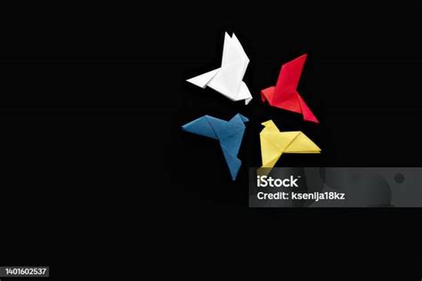 검은 배경에 네 개의 종이 종이 종이 접기 비둘기 흰색 빨간색 파란색 및 노란색 개념에 대한 스톡 사진 및 기타 이미지 개념 검은색 공동체 Istock