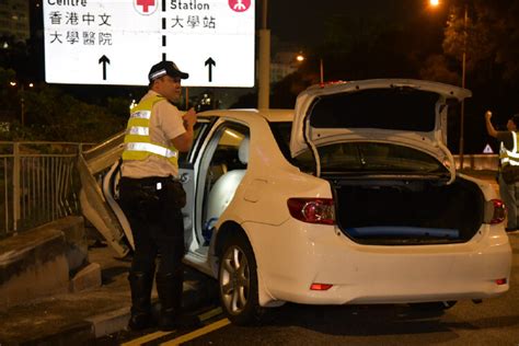 被揭揸车期间讲电话 拒警截狂飚失控自炒 25岁p牌仔涉8宗罪被捕 Nestia
