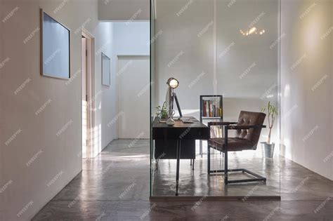 로프트 스타일 인테리어 디자인의 소호 사무실 인테리어 프리미엄 사진