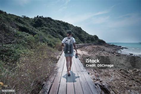 열대 섬에서의 여름 모험 중 자연 환경 섬을 탐험하는 배낭과 모자를 쓴 아시아 여성 관광객의 뒷모습 25 29세에 대한 스톡 사진 및 기타 이미지 Istock