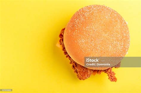 맛 있는 햄버거 또는 밝은 노란색 Backgroun에 겨자와 케첩 햄버거 감자 요리에 대한 스톡 사진 및 기타 이미지 감자