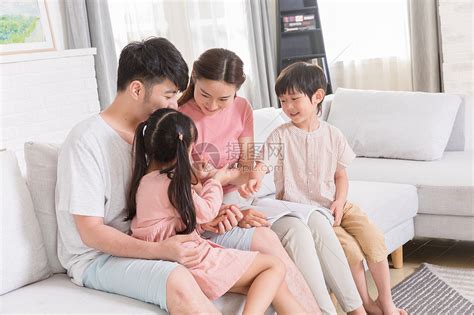 家庭教育陪伴儿童阅读高清图片下载 正版图片500962703 摄图网