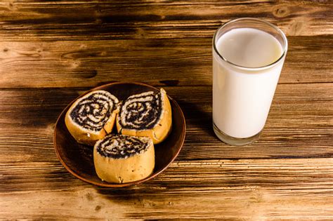 양 귀 비 씨 빵와 나무 테이블에 우유의 유리 세라믹 플레이트 갈색에 대한 스톡 사진 및 기타 이미지 갈색 계피 공휴일 Istock
