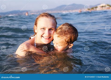 Madre Felice Che Insegna Al Suo Giovane Figlio A Nuotare Immagine Stock Immagine Di Bambino