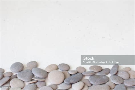 회색 돌 회색 현대 배경 커버 라운드 회색 돌 플랫 누워와 스파 배경 텍스트의 공간을 복사 합니다 회색 배경에 흩어진 돌 광물질에 대한 스톡 사진 및 기타 이미지 Istock