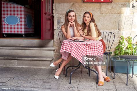 복고풍 빈티지 스타일로 옷을 입은 젊은 아름다운 소녀는 거리 카페에서 오래된 유럽 도시 라이프 스타일을 즐기고 리본에 대한 스톡 사진 및 기타 이미지 Istock