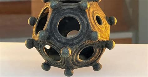 무엇에 쓰는 물건인고…영국서 발굴된 12면체 고대 로마 유물