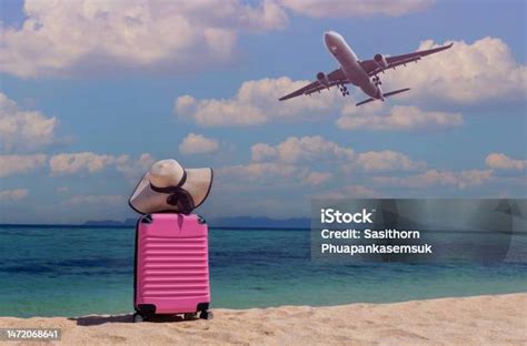 여름 휴가 개념에서 분홍색 수하물 여행 가방을 사용한 여행 개념 해변에서 여행하고 즐기는 여행 개념 여행 가방에 대한 스톡 사진 및 기타 이미지 Istock