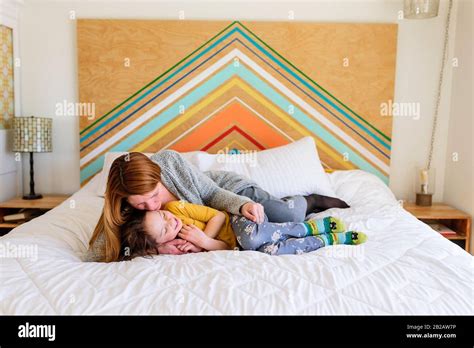 Mutter Und Tochter Liegen Auf Dem Bett Fotos Und Bildmaterial In