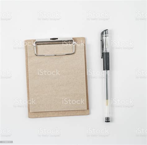 빈 노트북 컴퓨터 키보드 및 기타 사무용품이있는 흰색 사무실 책상 테이블 복사 공간이있는 상단보기 평평한 평신도 고정됨에 대한 스톡 사진 및 기타 이미지 Istock