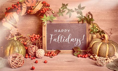 가을 소박한 추수 감사절 장식 분필 보드에 텍스트 해피 Fallidays 열매 단풍 붉은 로완 베리와 나무 버섯자연 가을 장식
