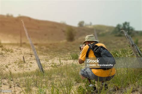 풍경을 산책 하 고 완벽 한 샷 설정에 숙소를 고독한 사진 작가 취미와 관심사 걷기에 대한 스톡 사진 및 기타 이미지 걷기 관광 농부 Istock