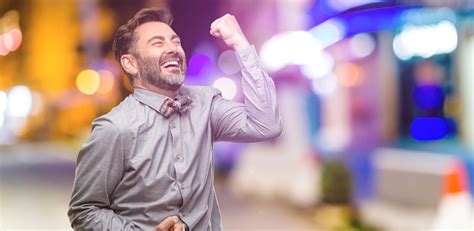 중 년 남자 수염과 나비 넥타이 행복 하 고 흥분 축 하 승리와 큰 성공 전력 에너지와 긍정적인 감정을 표현 즐거운 새 직장을 축 하 격려에 대한 스톡 사진 및 기타 이미지