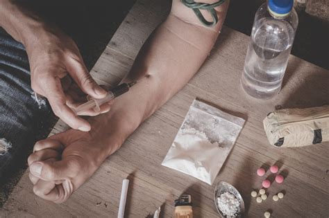 헤로인 코카인 또는 다른 마약 물질 마약 중독자 사람 주사기를 사용 하 여 복용 하는 사람 마약 약물 남용과 중독의 개념 개념에 대한 스톡 사진 및 기타 이미지 Istock