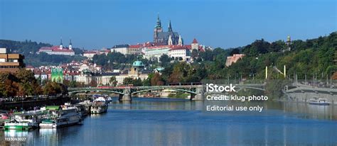 체코 공화국의 블타바 강을 가로지르는 다리에서 펼쳐지는 프라하 성의 파노라마 뷰 0명에 대한 스톡 사진 및 기타 이미지 0명