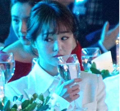 鄭爽獨自飲酒顯落寞 慘不忍睹 每日頭條