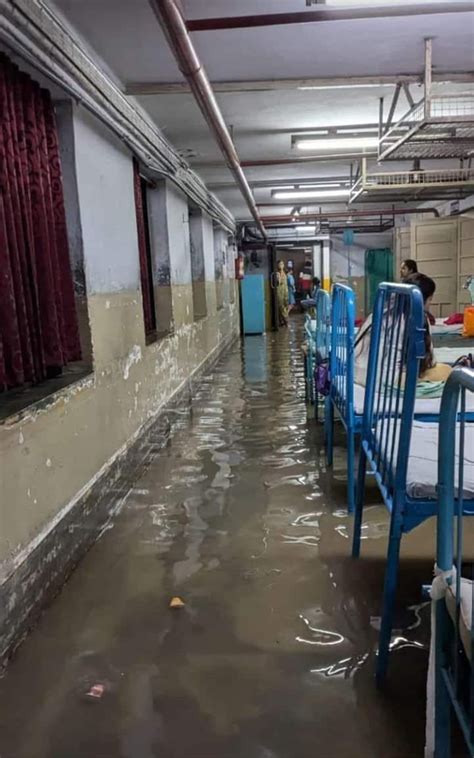 কলকাতা মেডিকেল কলেজ সরকারি হাসপাতাল। বৃষ্টির জলে ভাসছে একাধিক ওয়ার্ড। এরপরও স্বাস্থ্য