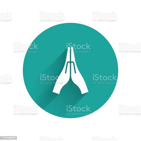 긴 그림자로 고립 기도 위치 아이콘에 흰색 손 신앙과 소망으로 하나님께 기도하십시오 녹색 원 버튼입니다 벡터 일러스트레이션 개념에 대한 스톡 벡터 아트 및 기타 이미지