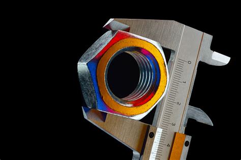 금속 다양한 크기의 크롬 도금 너트 및 너트를 측정하는 캘리퍼 검은 배경 강철에 대한 스톡 사진 및 기타 이미지 강철 건설 기계류 건설 산업 Istock