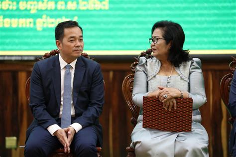 សម្តេចកិត្តិសង្គហបណ្ឌិត ម៉ែន សំអន សំណេះសំណាល និងលើកទឹកចិត្តដល់និវត្តជន នៃមន្ទីរសេដ្ឋកិច្ច