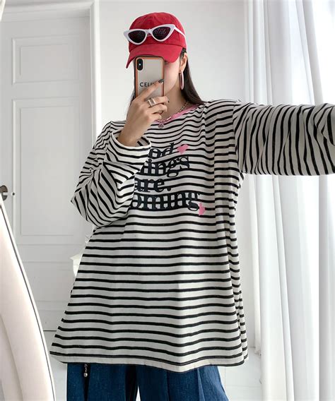 하트 레터링 스트라이프 단가라 오버핏 트임 라운드 긴팔 롱 티셔츠 [ 2컬러 ]