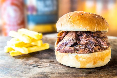 햄버거 나 햄버거와 감자 튀김 맛있는 패스트 푸드 햄버거 또는 햄버거를 클로즈업 소박한 나무 테이블에 감자 튀김이햄버거 감자 요리에 대한 스톡 사진 및 기타 이미지 Istock