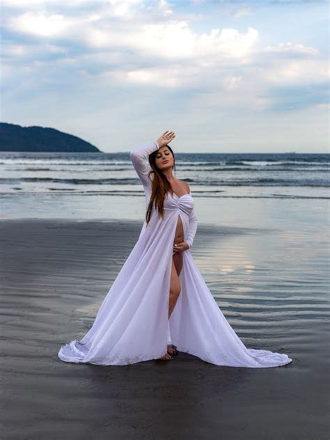 가운 경치가 좋은 고요한 구름 드레스 라이프스타일 모델 모래 모성 물 바다 봄 부드러운 빛 서 있는