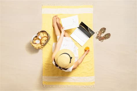 사업가 프리랜서 는 모래 해변의 비치 타월에 앉아 그래픽과 차트와 노트북에서 작업 주스를 마시는 여름 방학 공중 보기 거래자에 대한 스톡 사진 및 기타 이미지 Istock