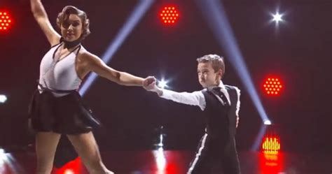 Мама и сын танцуют зажигательное танго Это потрясающе красиво — УХ ТЫ