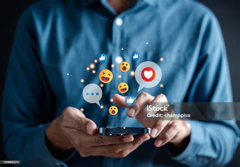 소셜 미디어와 디지털 온라인 소셜 미디어와 함께 스마트폰을 사용하는 남자 휴가를 보내고 소셜 미디어를 하는 개념입니다 온라인