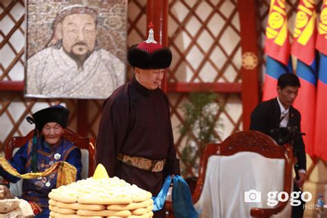 ФОТО Ерөнхийлөгч УИХ ын дарга Ерөнхий сайд нар ахмад настнуудыг хүндэтгэн золголоо