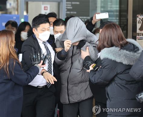 재판 마치고 나오는 정인 양 양부 연합뉴스