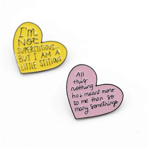 하트와 단어 에나멜 핀 노란색 보라색 브로치 가방 옷 옷깃 핀 사샤 멀리 배지 만화 보석 선물 소년과 소녀에 대한브로치 Aliexpress