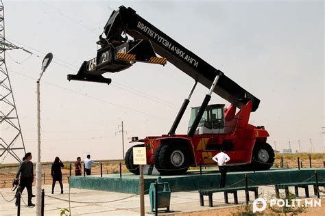 Фото Замын Үүд өртөөний ачаа шилжүүлэн ачих ангитай танилцлаа