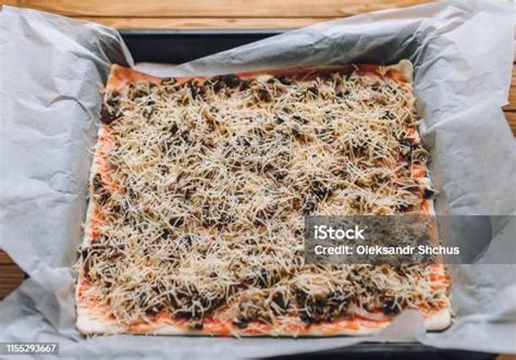 닭고기와 버섯 양파 치즈 토마토 페이스트와 피자를 요리하는 과정 오븐에 설정하기 전에 준비의 단계 0명에 대한 스톡 사진 및 기타 이미지 Istock