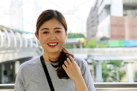 特写美丽的亚洲女人微笑肖像在首都城市。