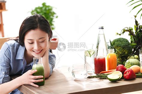 青年女人喝果汁高清图片下载 正版图片507649149 摄图网