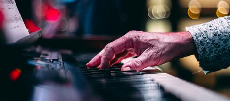 Piano Chord Inversions The Theory And How To Play Them Flowkey
