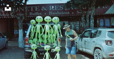 파란색 티셔츠와 파란색 데님 반바지를 입은 남자가 낮에 흰색 차 옆에 서 있다 사진 Unsplash의 무료 자동차 이미지