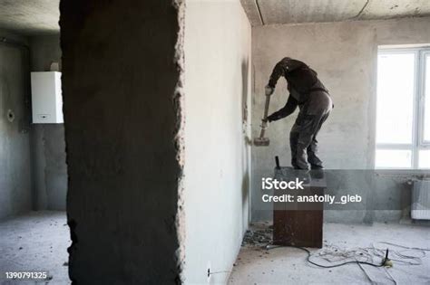 슬레지 해머 및 기타 도구를 사용하여 아파트 내부의 수리 작업 45 49세에 대한 스톡 사진 및 기타 이미지 45 49세 가정의 방 개발 Istock