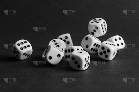 移动骰子与黑暗的背景