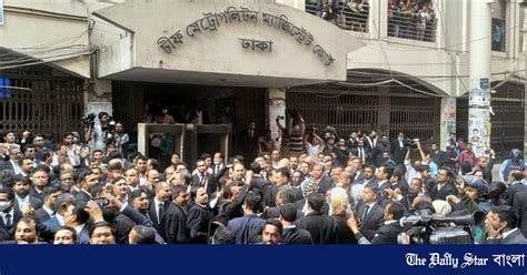 আদালত প্রাঙ্গণে বিএনপি আওয়ামীপন্থী আইনজীবীদের পাল্টাপাল্টি স্লোগান The Daily Star Bangla