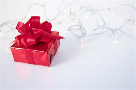 휴일 조명 배경에 사틴 리본 리본 리본이 있는 빨간 선물 상자 0명에 대한 스톡 사진 및 기타 이미지 0명 갈란드 장식품 공단 Istock
