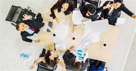 성공적인 사업가들은 사무실 테이블에서 기쁨으로 함께 축하합니다 젊은 사업가와 사업가 노동자들은 팀워크로 성공을 보여주는 쾌활한 승리를 표현합니다 사진 Unsplash