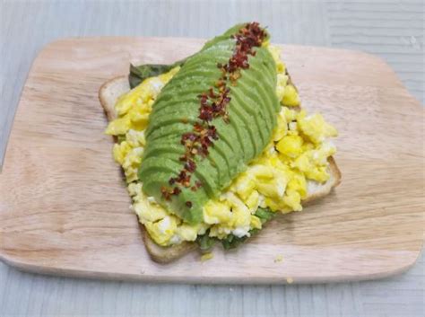 아보카도 오픈 샌드위치