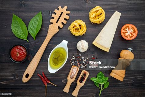 검은 나무 배경에 파스타입니다 재료와 노란색 이탈리아 파스타 이탈리아 음식과 메뉴 개념 개념에 대한 스톡 사진 및 기타 이미지 Istock