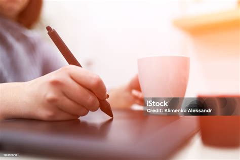 여자 일러스트 레이 터 디자이너 펜을 들고 컴퓨터 그래픽 태블릿에 그림의 근접 촬영 손 프리랜서 개념입니다 그래픽 타블렛에 대한 스톡 사진 및 기타 이미지 Istock